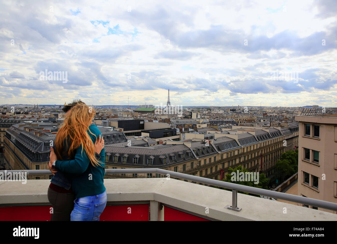 Couple hugging on the background Paris Stock Photo - Alamy