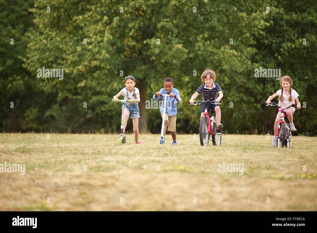 Children racing hi-res stock photography and images - Alamy