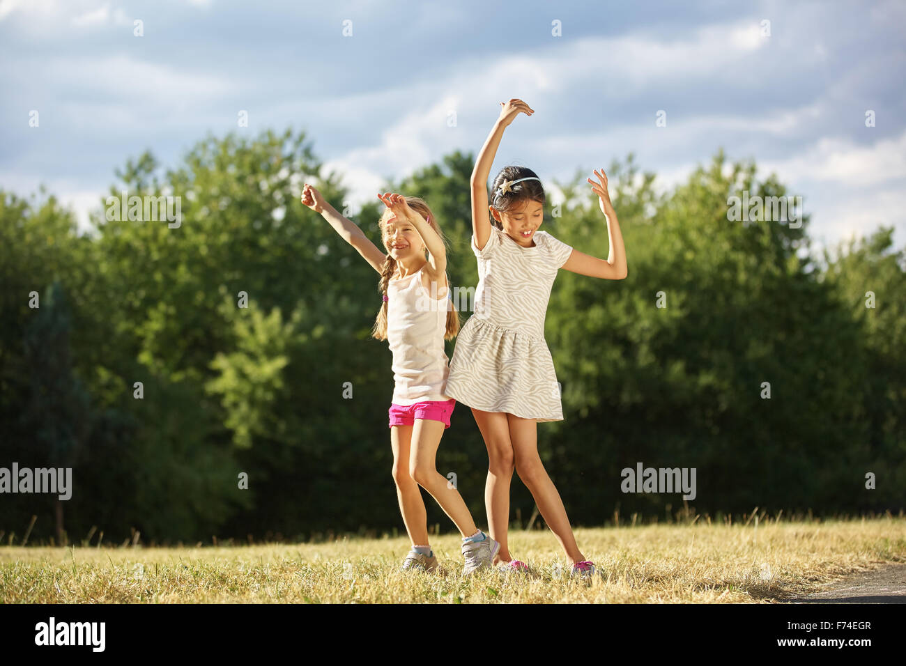 Kids dancing hi-res stock photography and images - Alamy