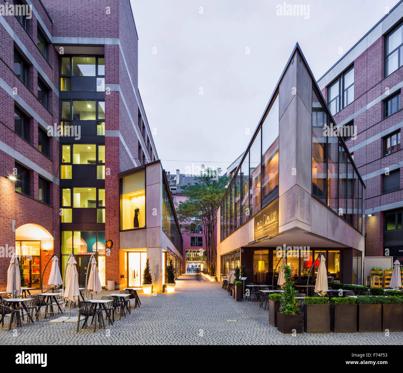 Commercial building courtyard hi-res stock photography and images - Alamy