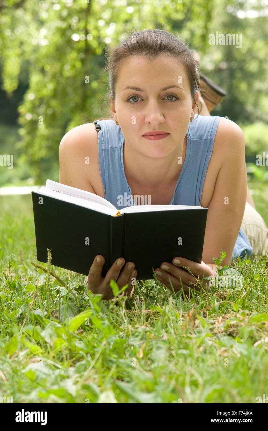 girl reads the book Stock Photo - Alamy