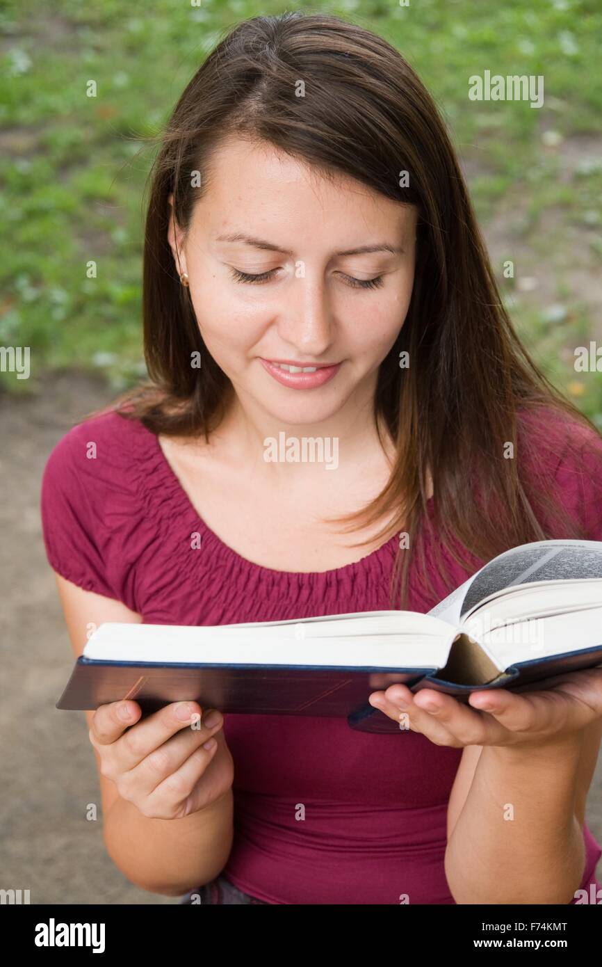 girl reads the book Stock Photo - Alamy