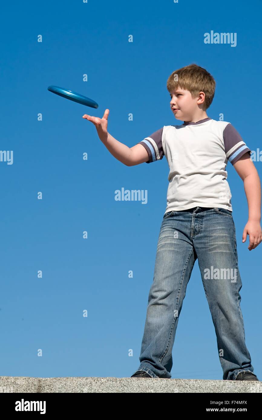 boy playing frisbee Stock Photo - Alamy