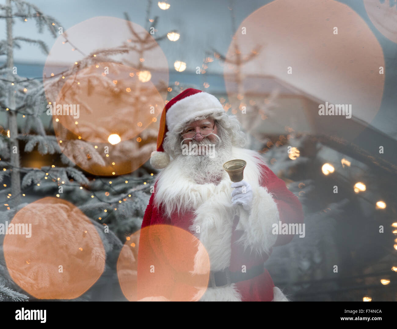Rust, Germany. 25th Nov, 2015. A man wearing a Santa Claus costume ...