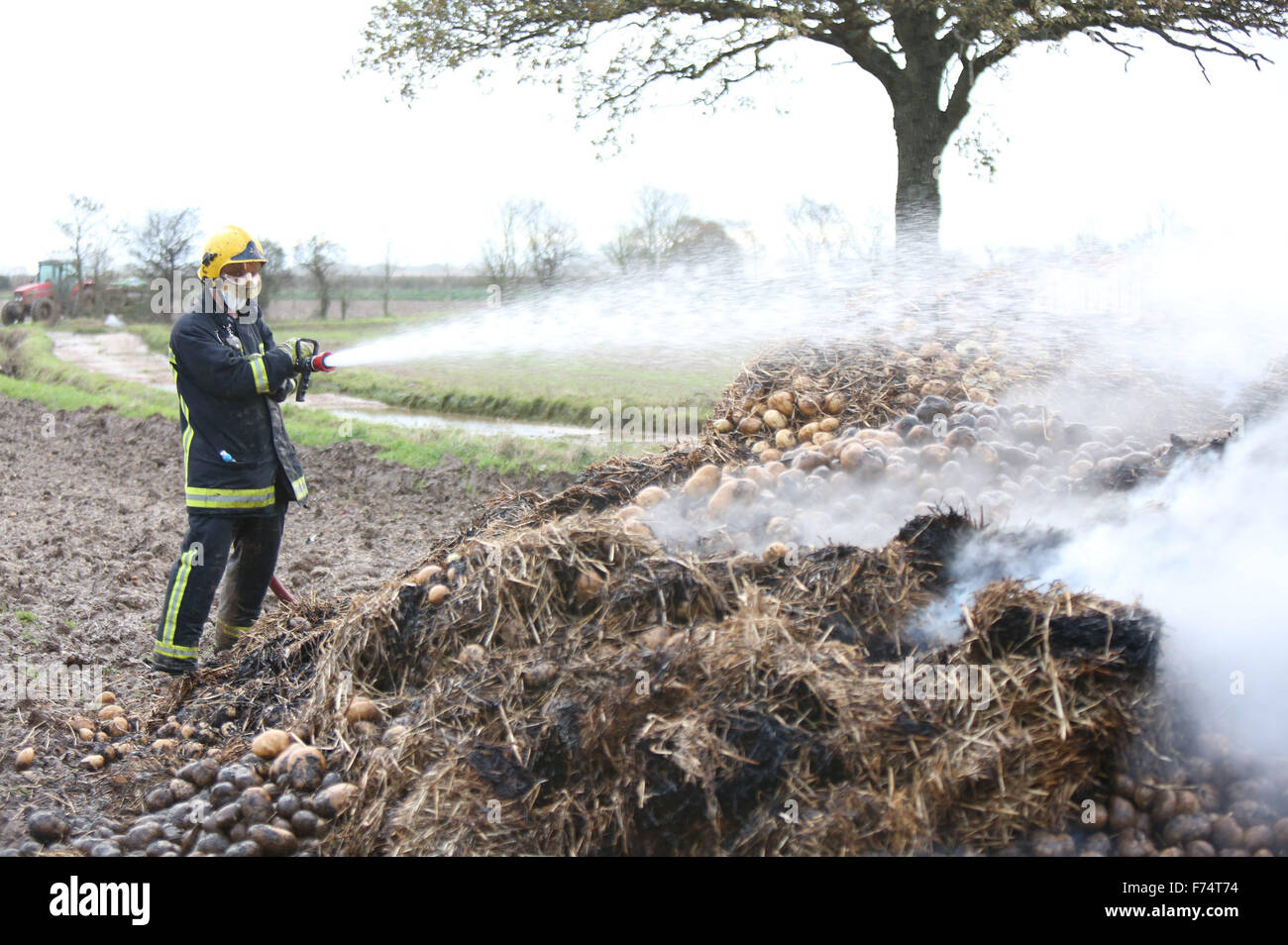 Fareham, Hampshire, UK. 25th November, 2015. Fire crews from Fareham ...