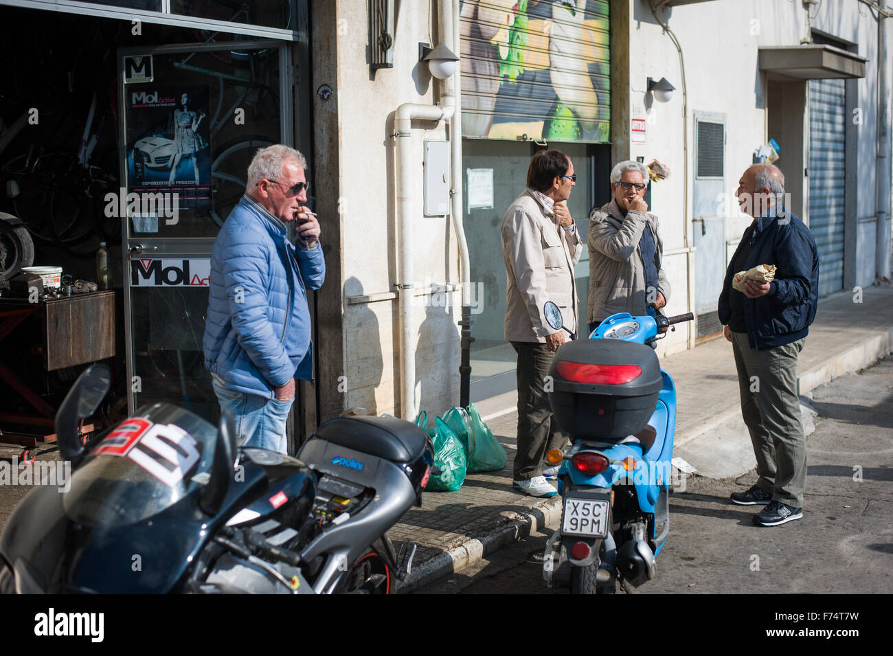 Italians talking hi-res stock photography and images - Alamy