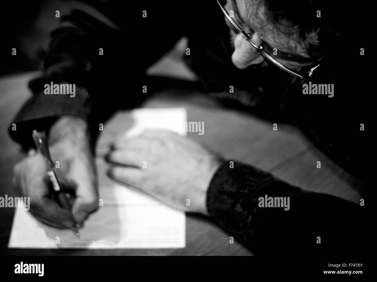 Write letter hi-res stock photography and images - Alamy