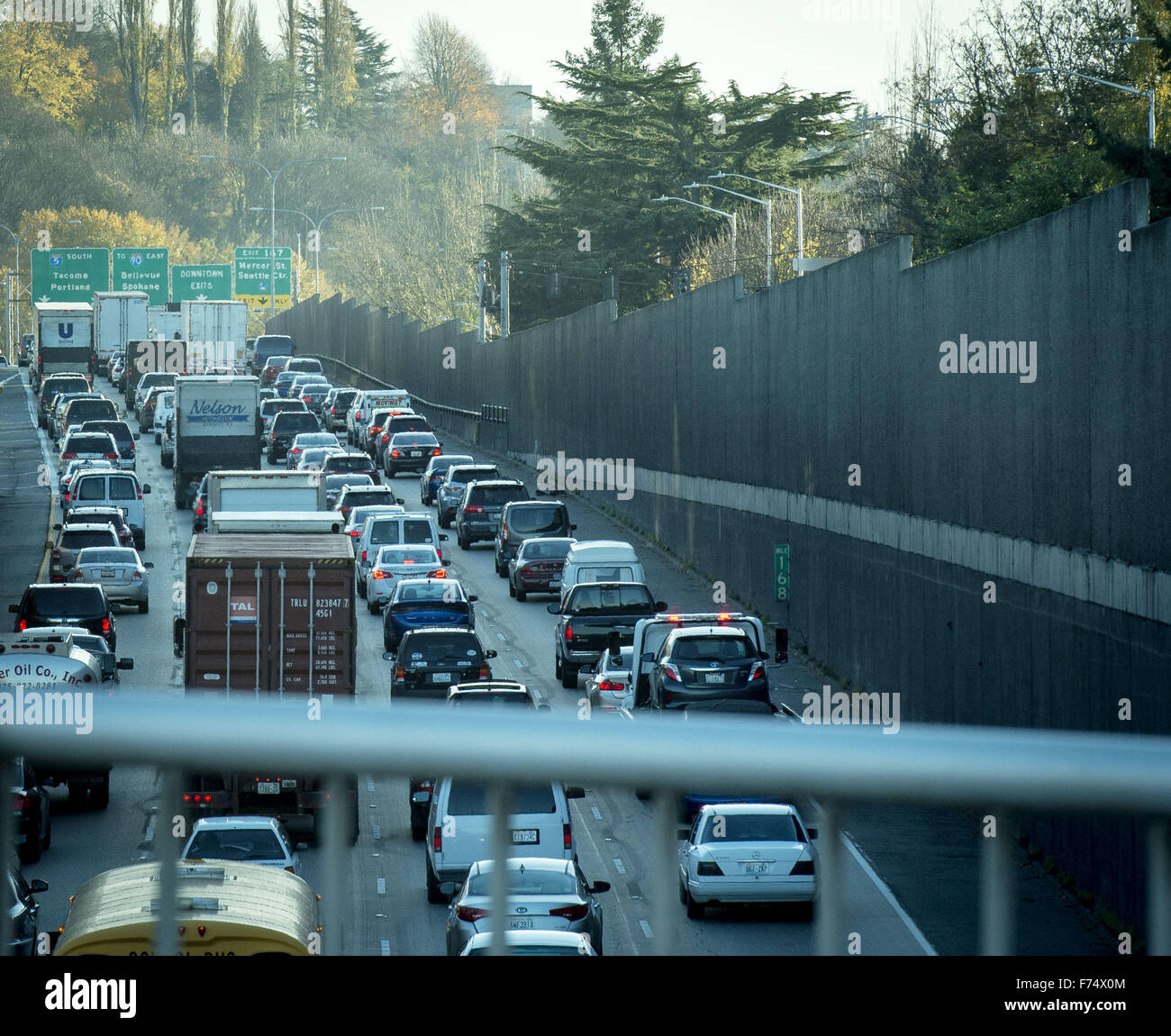 Bridge over lake moving cars hi-res stock photography and images - Alamy