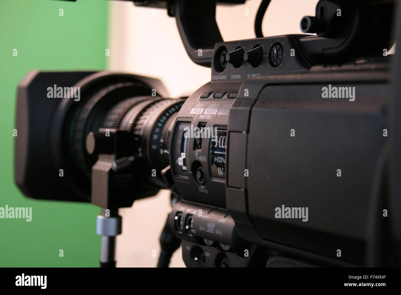 Tv broadcast microphone hi-res stock photography and images - Alamy