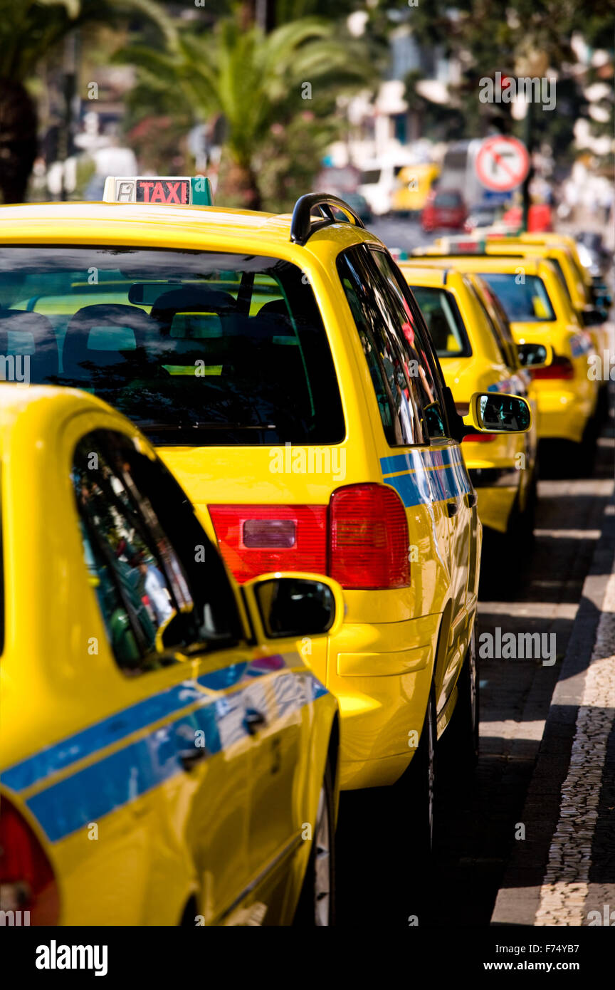 Yellow taxi cab waiting hi-res stock photography and images - Alamy