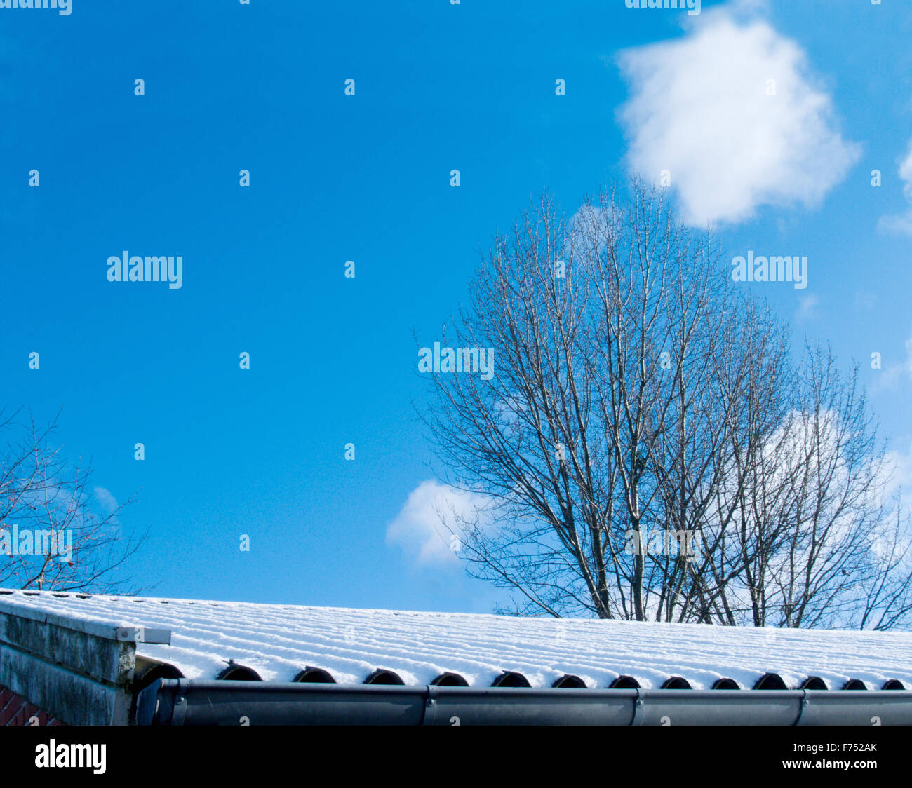 Snow on rooftops hi-res stock photography and images - Alamy
