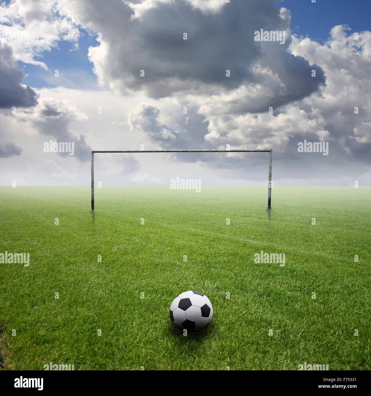 Foggy soccer field hi-res stock photography and images - Alamy