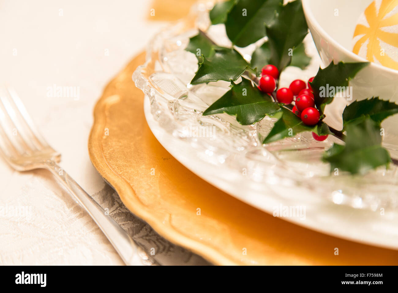 Traditional Christmas table setting Stock Photo - Alamy