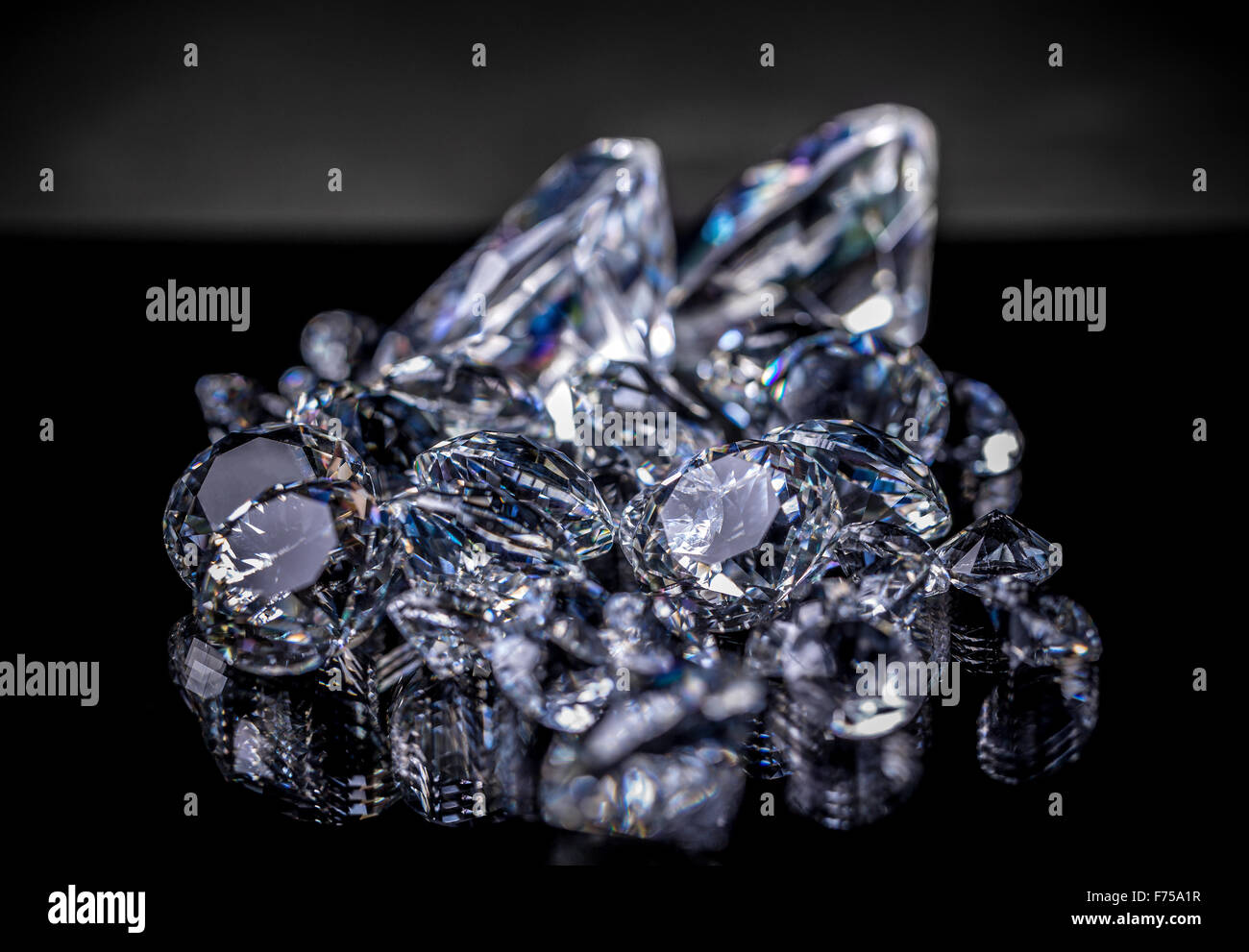 Pile of diamonds hi-res stock photography and images - Alamy