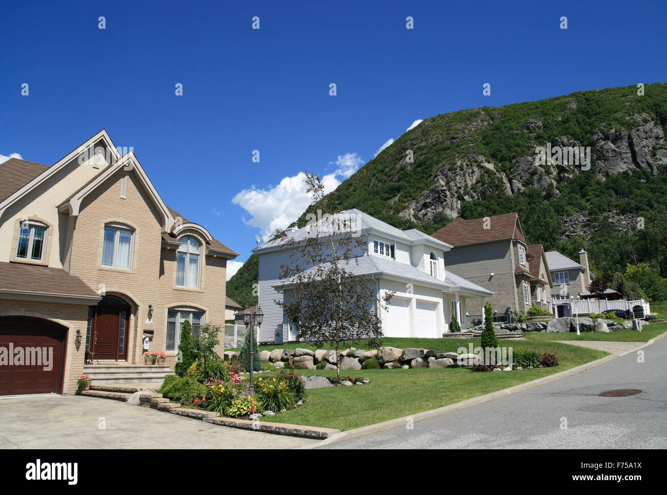 Rich neighborhood hi-res stock photography and images - Alamy