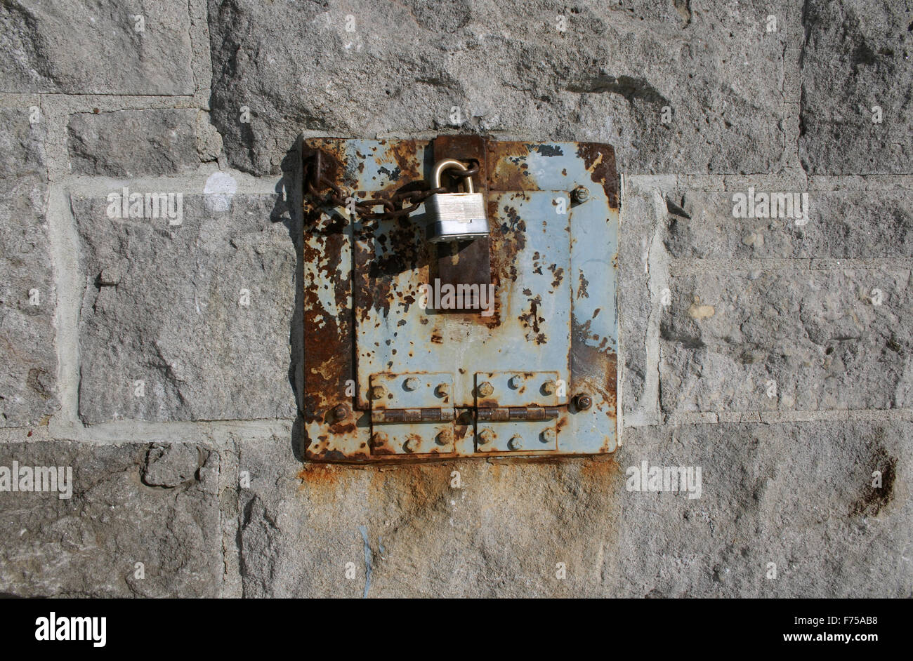 Iron fence stone wall hi-res stock photography and images - Alamy