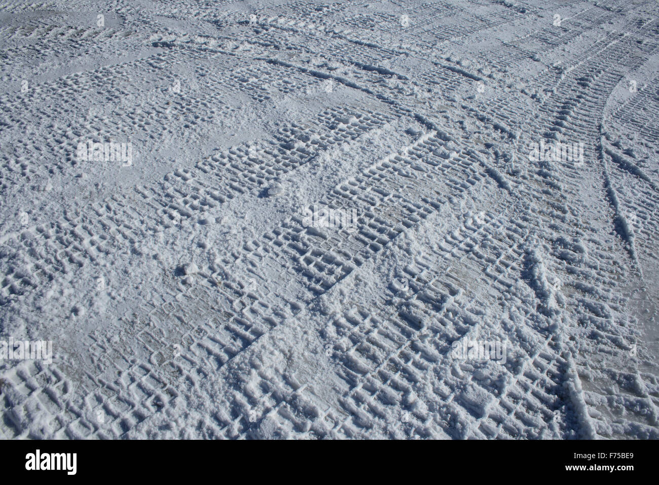 Car track marks snow hi-res stock photography and images - Alamy