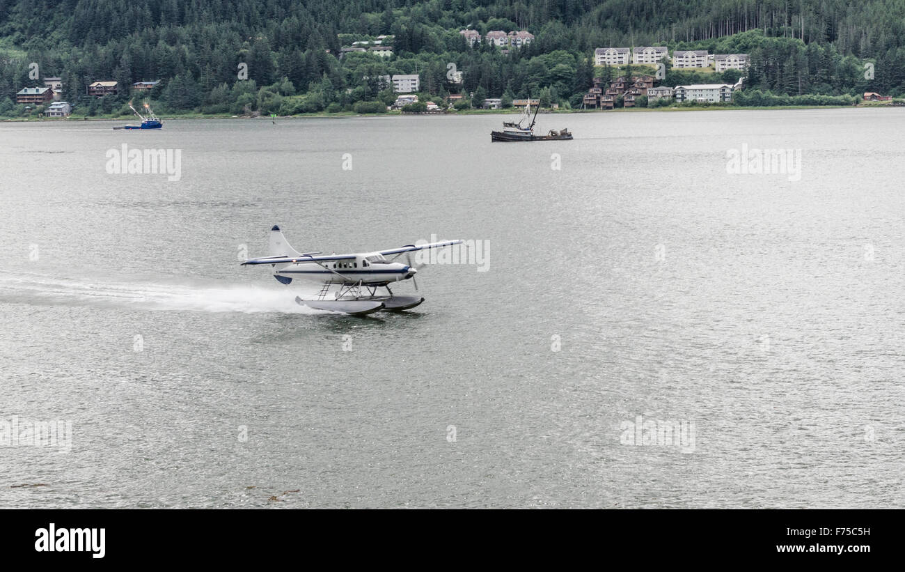 Alaska pontoon plane landing hi-res stock photography and images - Alamy