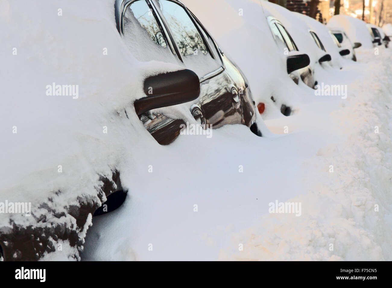 Montreal traffic cars winter snow hi-res stock photography and images ...