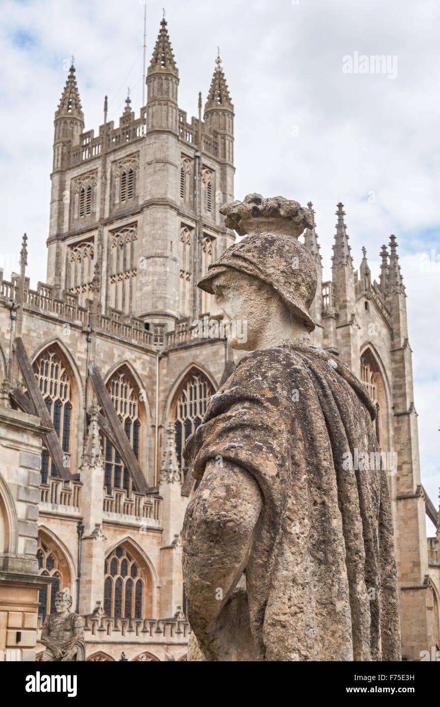 The Roman Baths stone statue with the Bath Abbey in the background ...