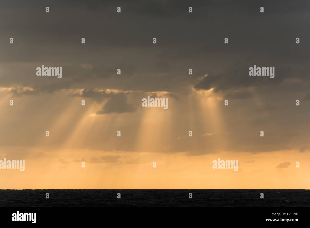 God rays sunset beach hi-res stock photography and images - Alamy