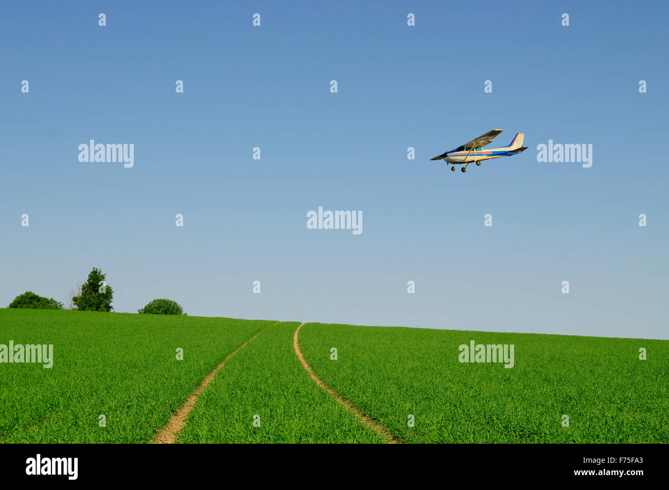 Incoming airplane hi-res stock photography and images - Alamy