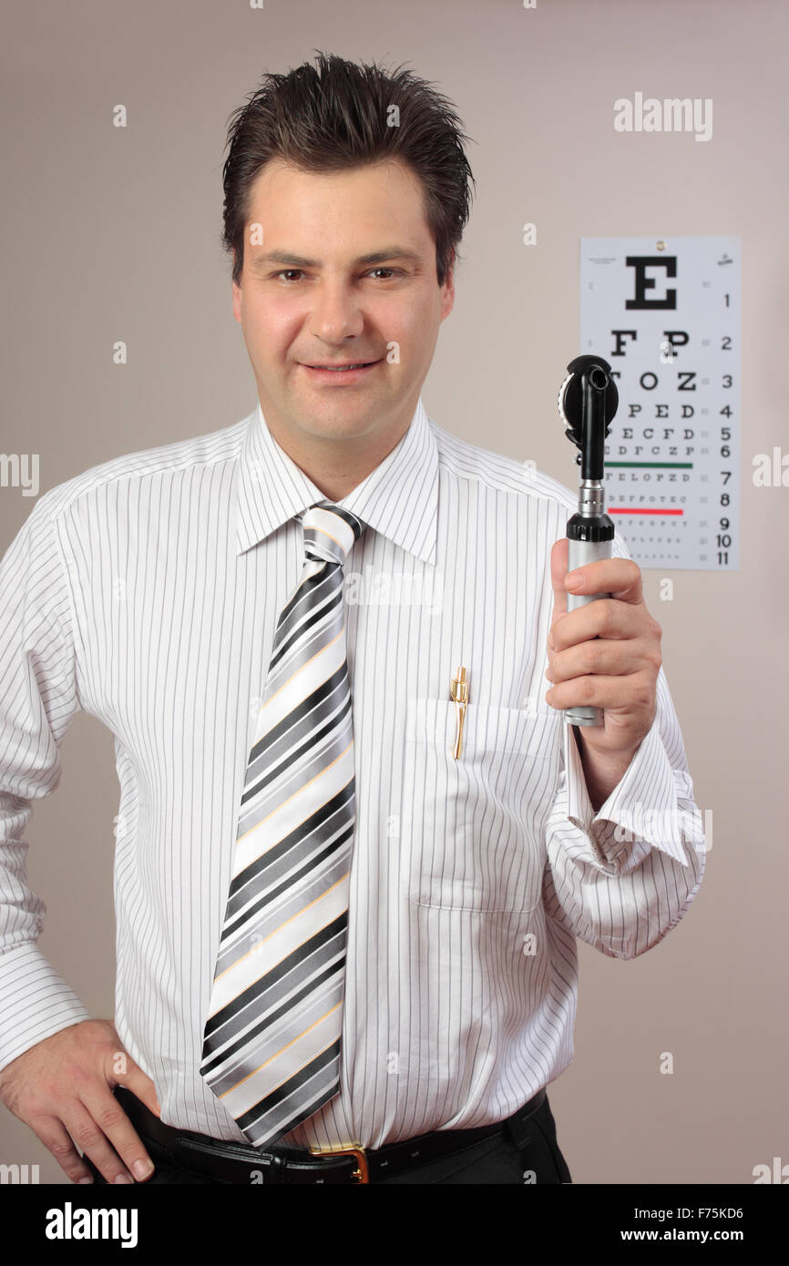 Eye test, eye doctor ophthalmologist Stock Photo - Alamy