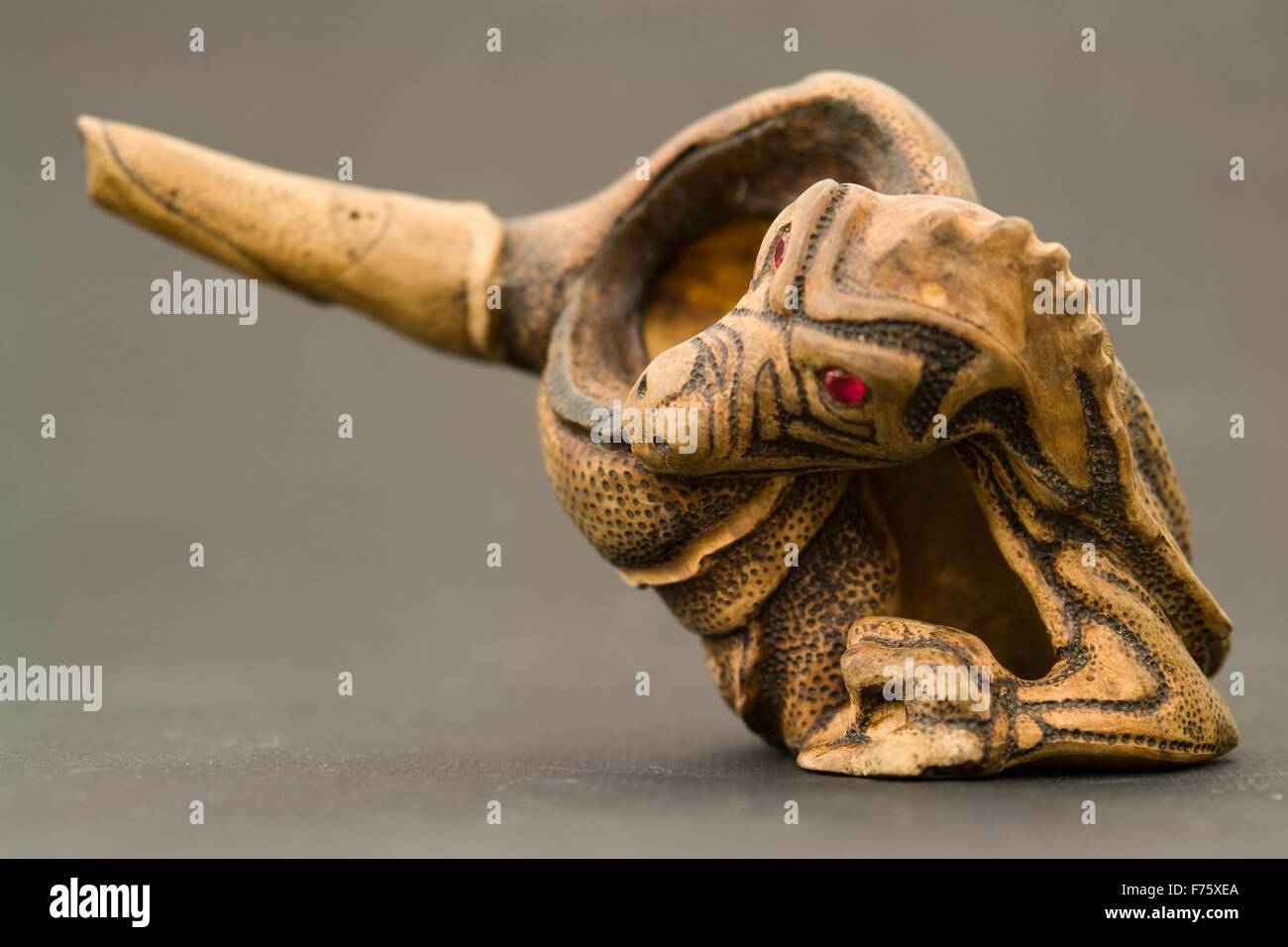 Dragon. Tobacco pipe Stock Photo - Alamy