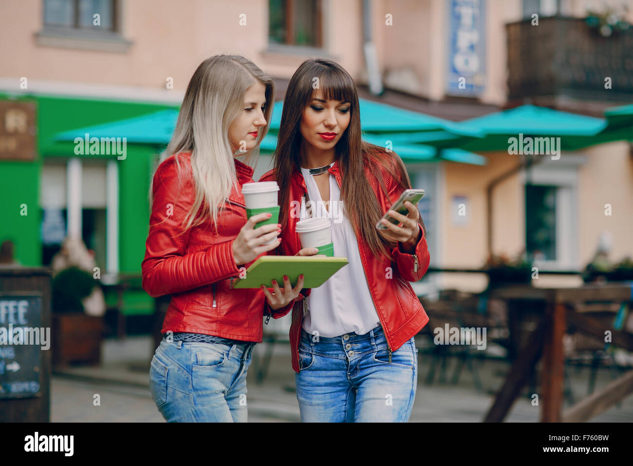 girls with phone Stock Photo - Alamy