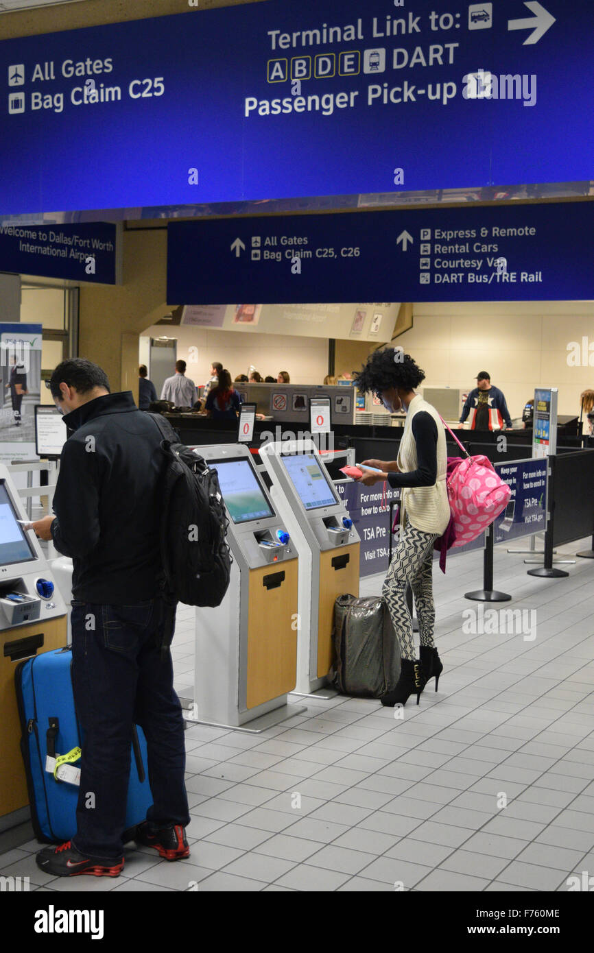 Dallas, Texas, USA. 25th Nov, 2015. Passengers bypassing the ticket ...