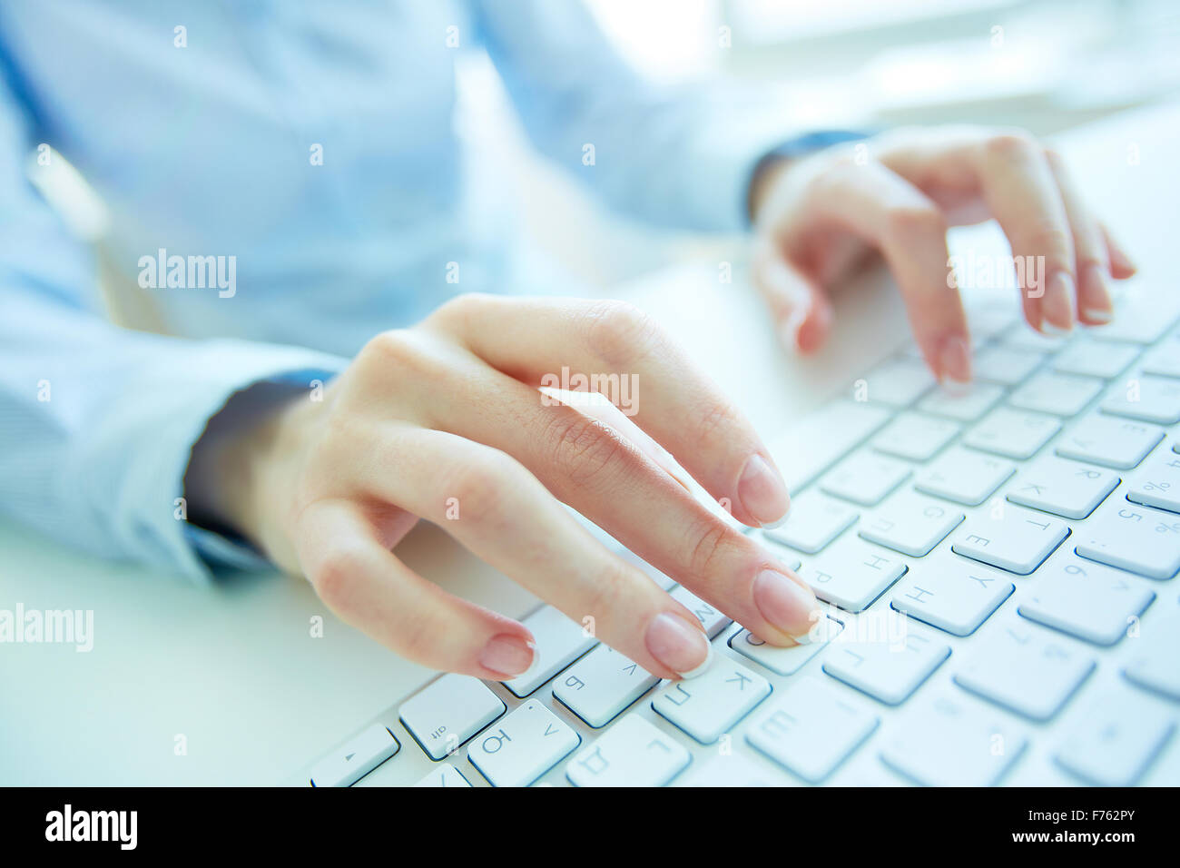 Female office worker typing on the keyboard Stock Photo - Alamy
