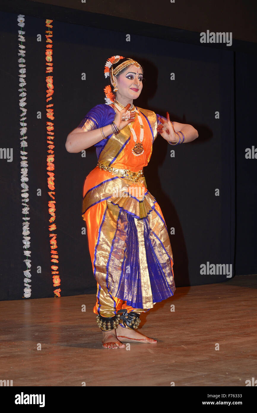 Full length bharatanatyam classical dancer hi-res stock photography and ...