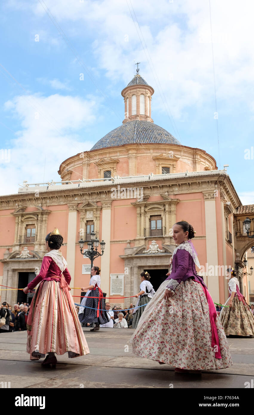 Traditional Spanish Dance, Plaza de la Virgen, Valencia, Spain Stock ...