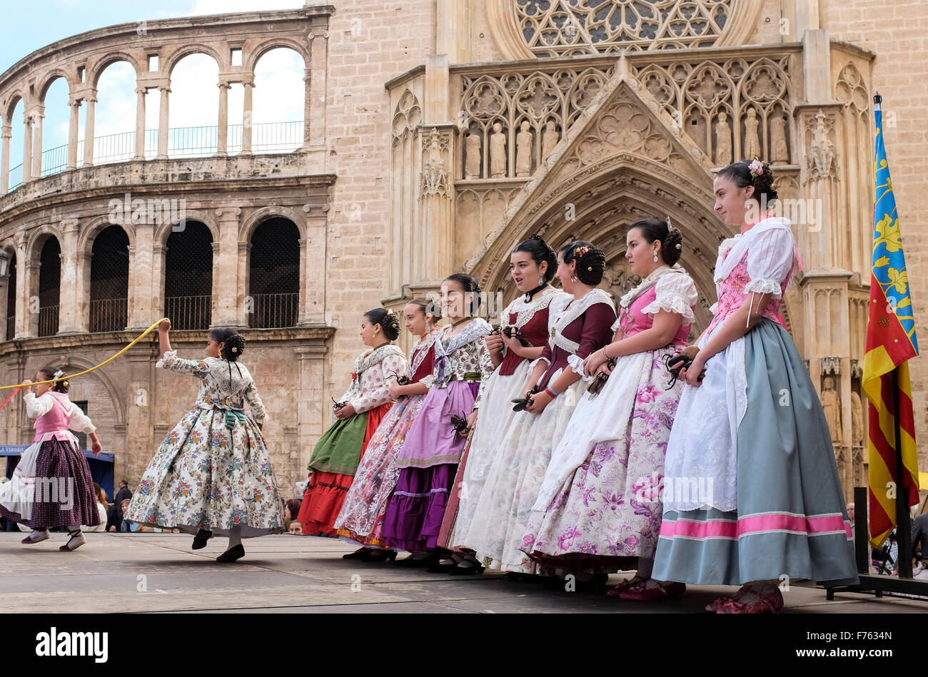 Traditional Spanish Dance, Plaza de la Virgen, Valencia, Spain Stock ...