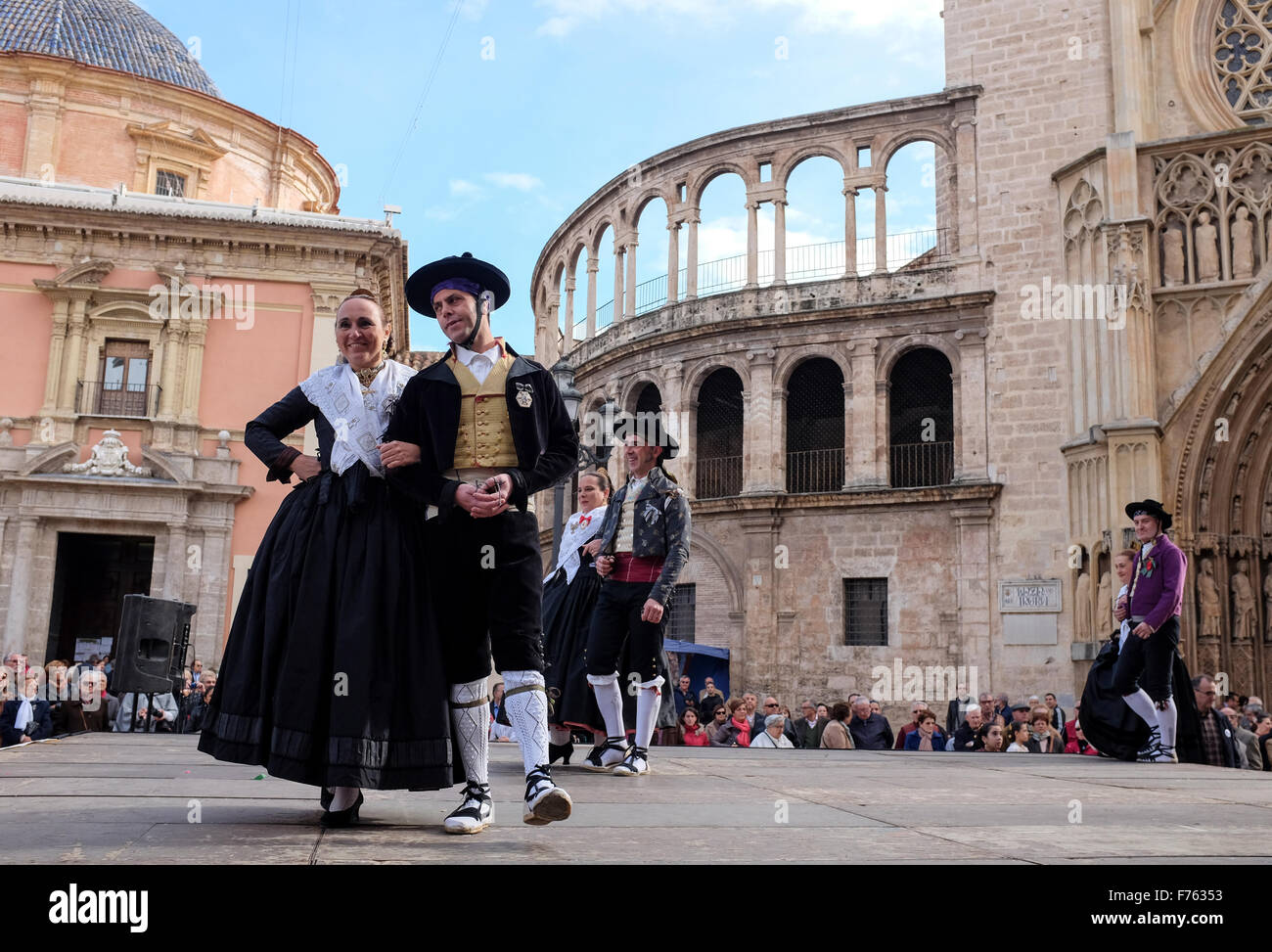 Traditional Spanish Dance, Plaza de la Virgen, Valencia, Spain Stock ...