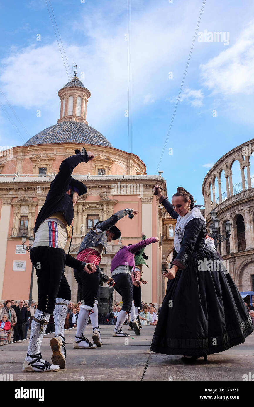Traditional Spanish Dance, Plaza de la Virgen, Valencia, Spain Stock ...