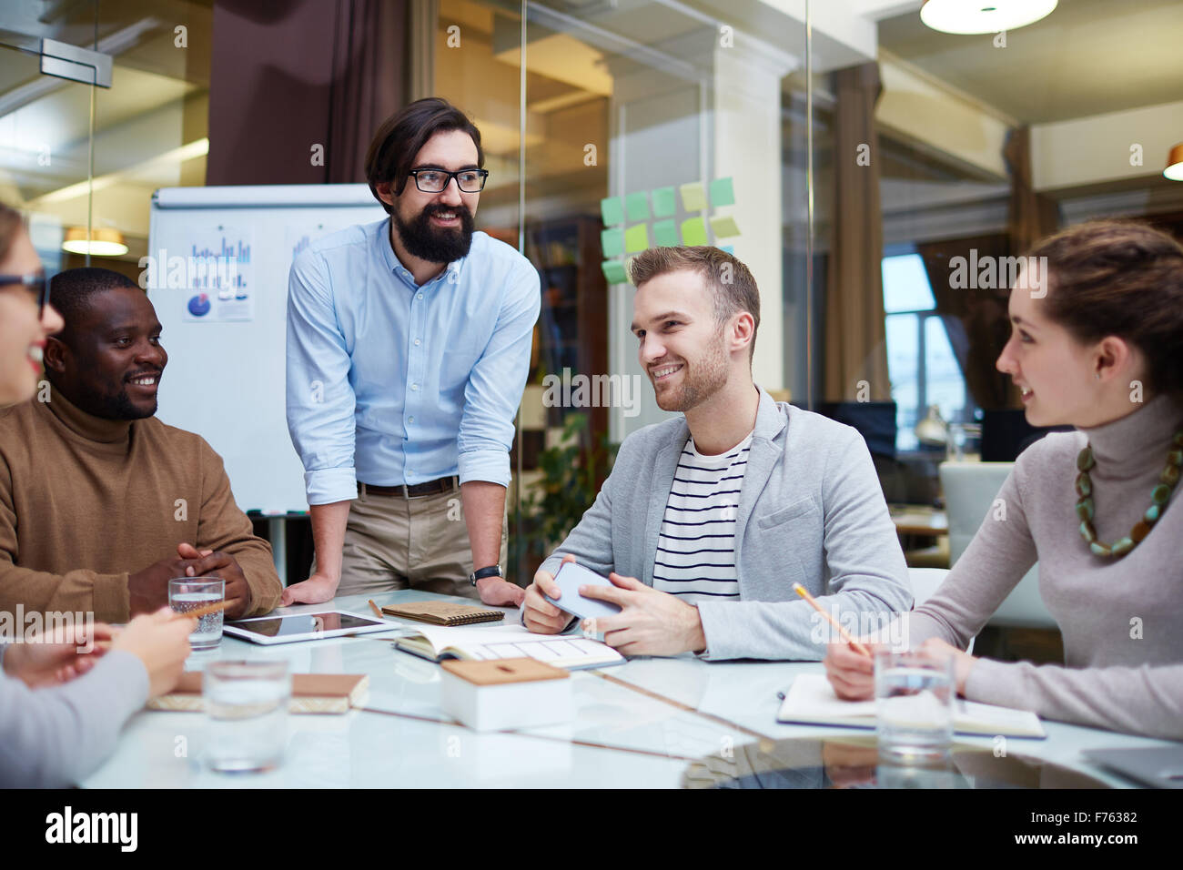 Group of office workers hi-res stock photography and images - Alamy