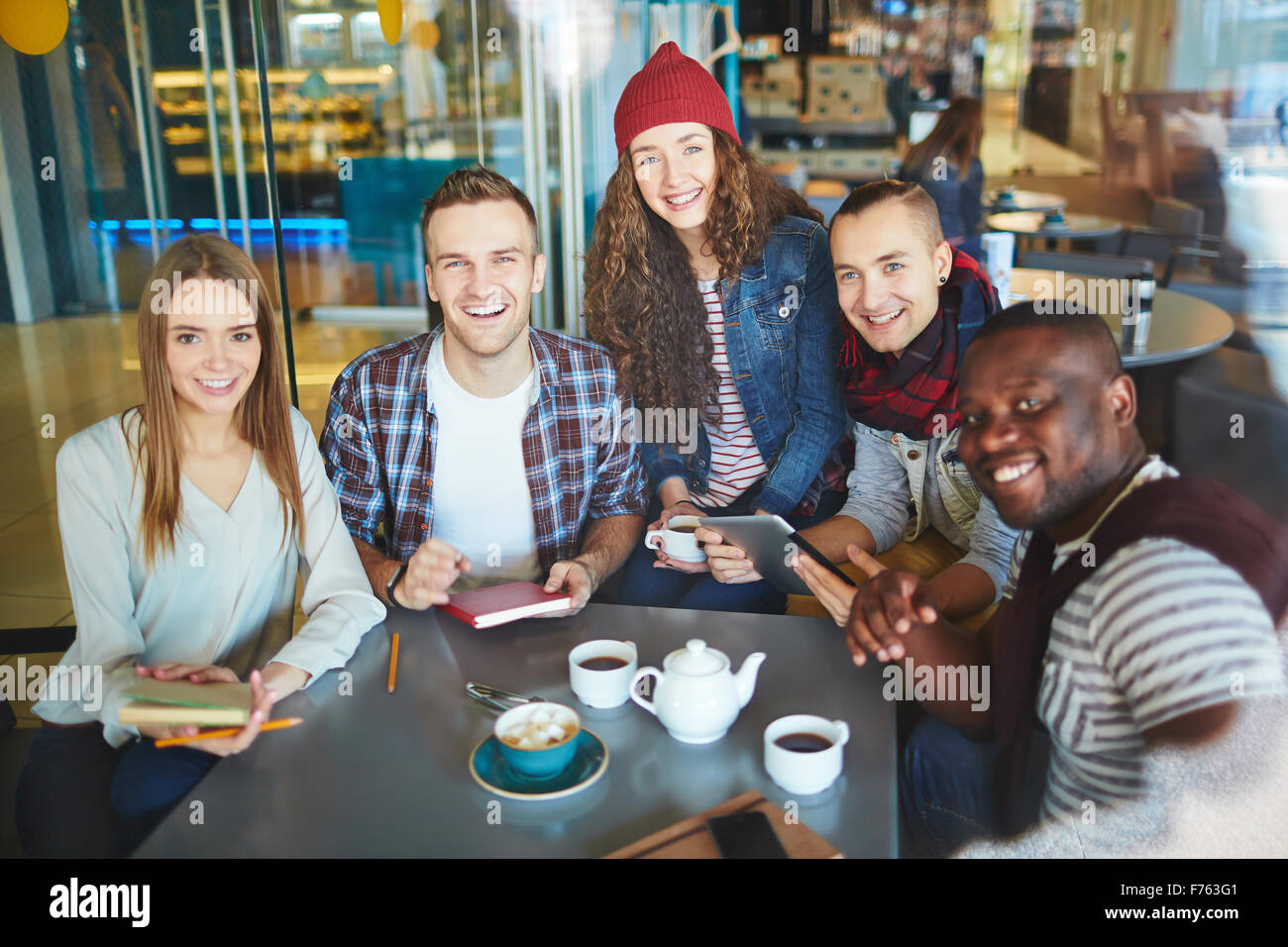 Teenage friends looking camera hi-res stock photography and images - Alamy