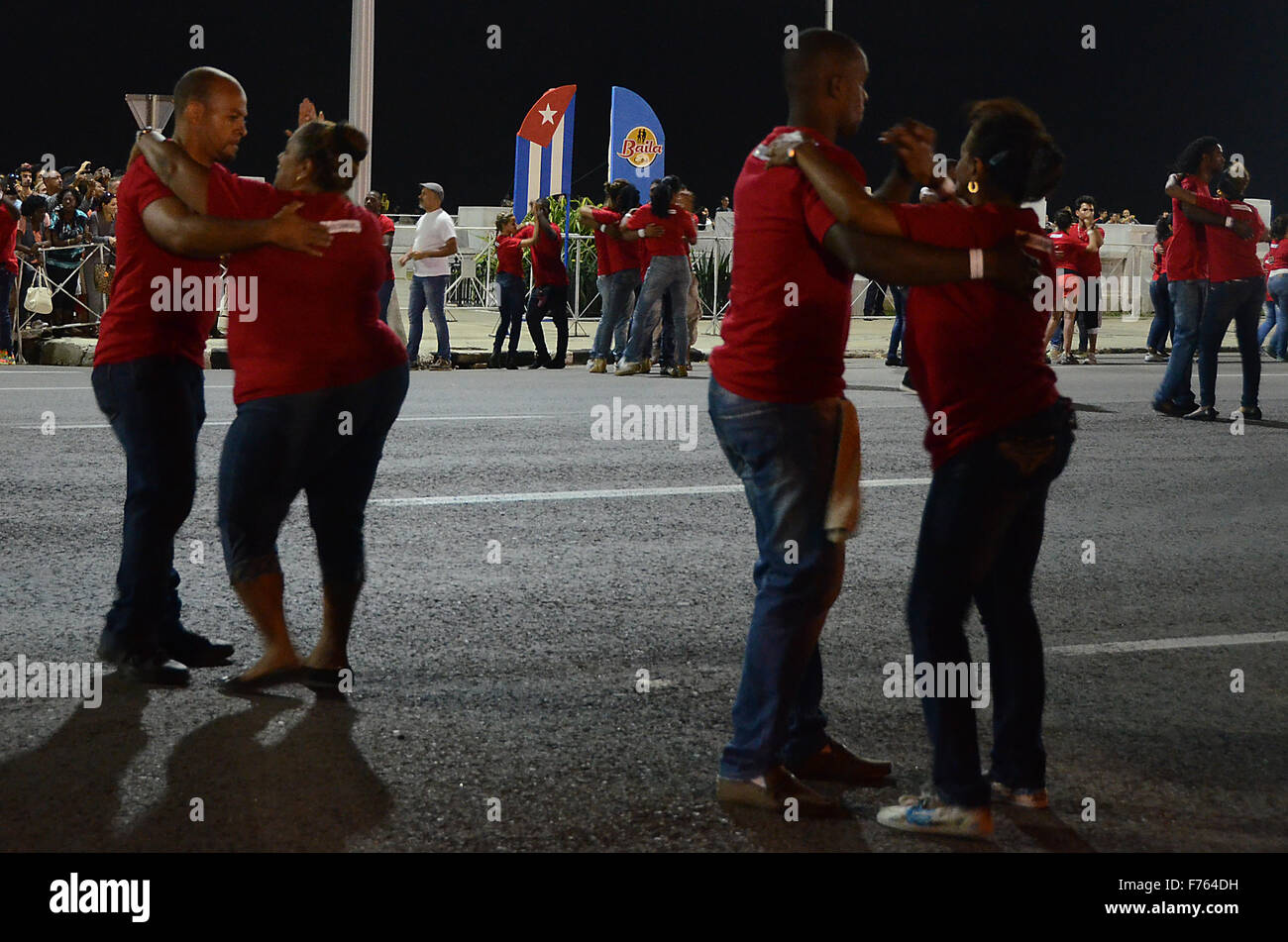Havana, Cuba. 25th Nov, 2015. Couples dance during an event to try ...