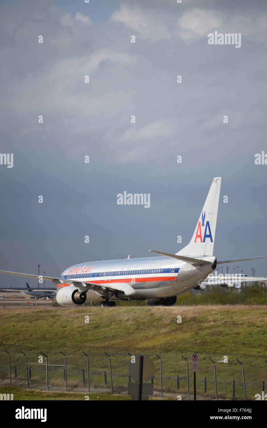 American airlines plane at dfw airport hi-res stock photography and ...