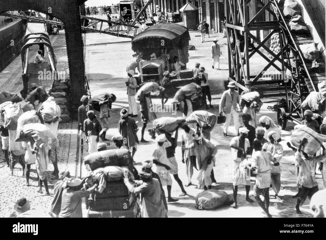 Dock worker 1900 hi-res stock photography and images - Alamy