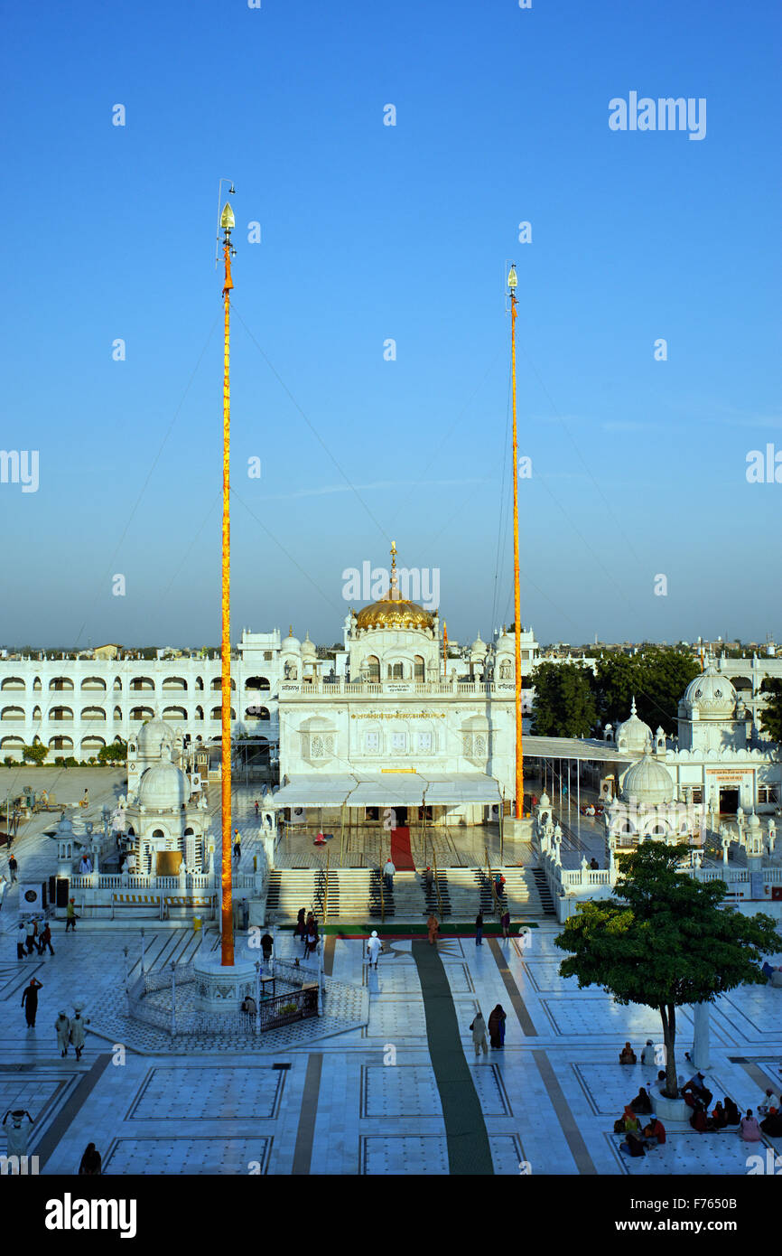 Golden temple sachkhand hi-res stock photography and images - Alamy