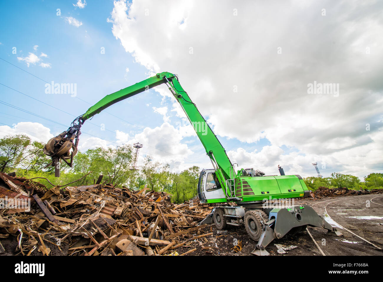 Scrap metal crane grabber hi-res stock photography and images - Alamy
