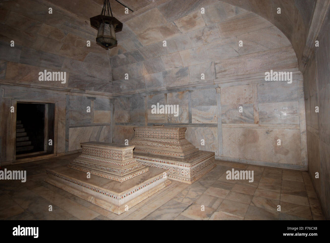 Taj mahal mausoleum interior tombs hi-res stock photography and images ...