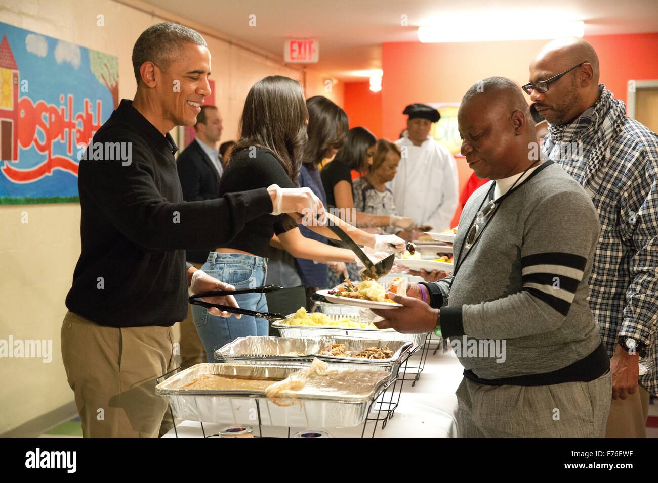 United States President Barack Obama and family serve Thanksgiving ...