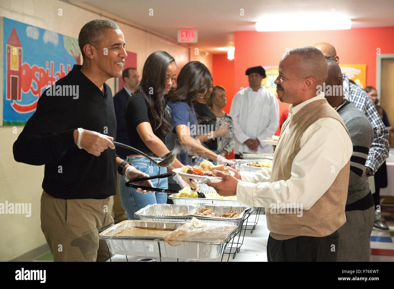 United States President Barack Obama and family serve Thanksgiving ...