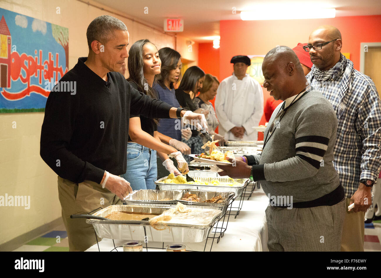 United States President Barack Obama and family serve Thanksgiving ...