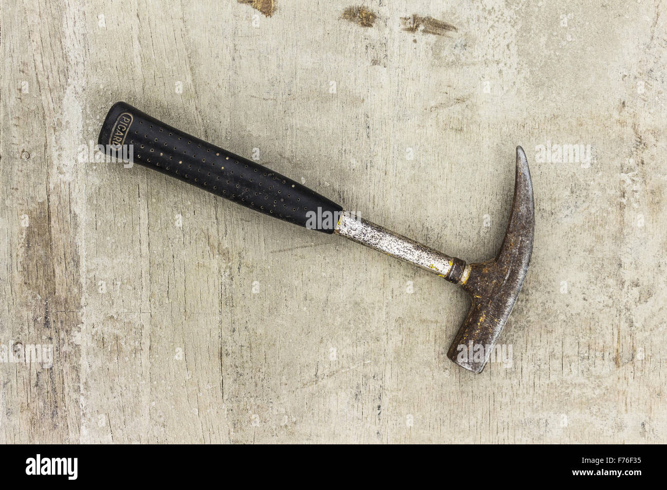 A hammer on a grunge background Stock Photo - Alamy