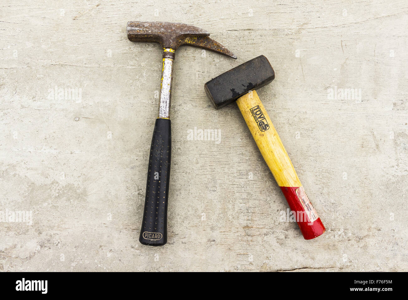 Two hammers on a grunge background Stock Photo - Alamy