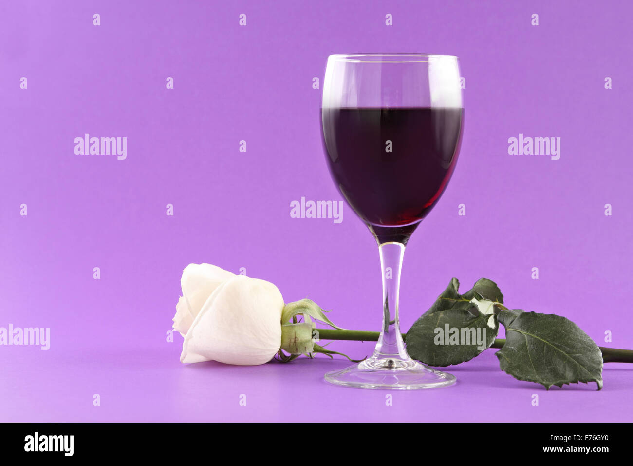 red wine and white rose Stock Photo - Alamy